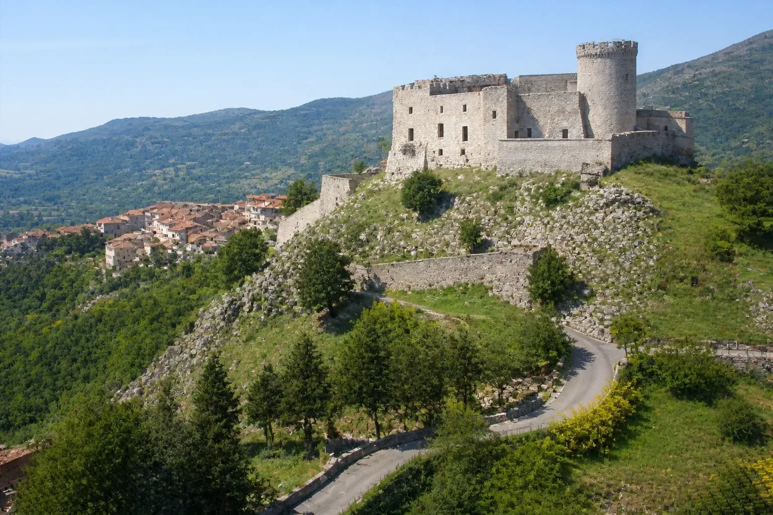 Visitare il Castello di Moliterno: Orari, Prezzi e Visite Guidate 2026