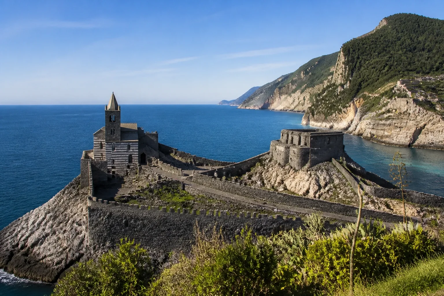 Visitare il Castello di Porto Venere: Orari, Prezzi e Visite Guidate 2026